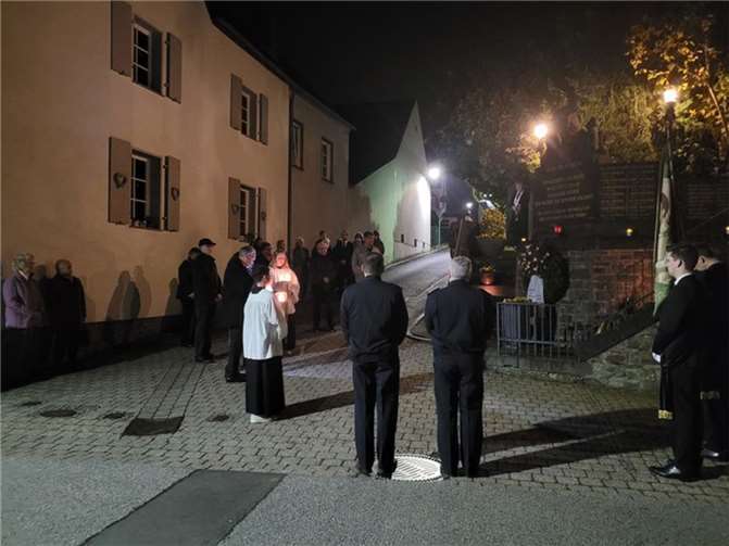 Der Opfer von Krieg, Gewalt und Terror gedacht