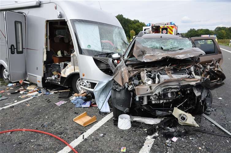 B327 nach schwerem Unfall voll gesperrt