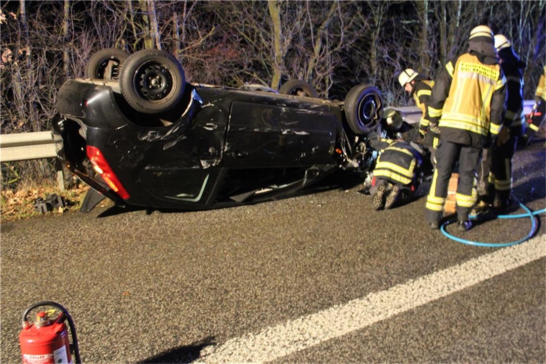 Unfall auf der A48: Auto überschlägt sich