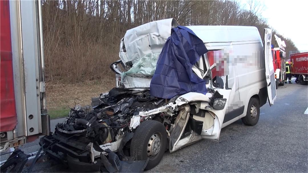 Tödlicher Auffahrunfall auf A61 bei Grafschaft: Transporter kracht am Stauende in Lkw