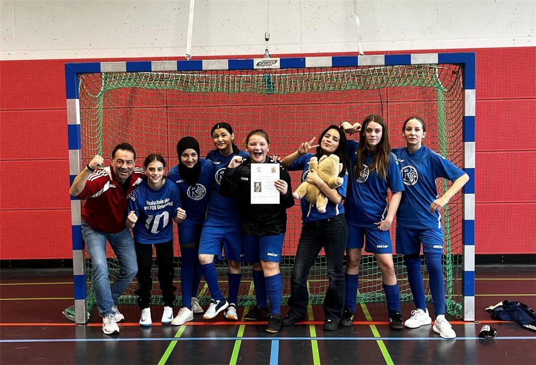 Erfolgreiches Mädchenteam schießt sich ins Finale des Fritz- Walter- Cups