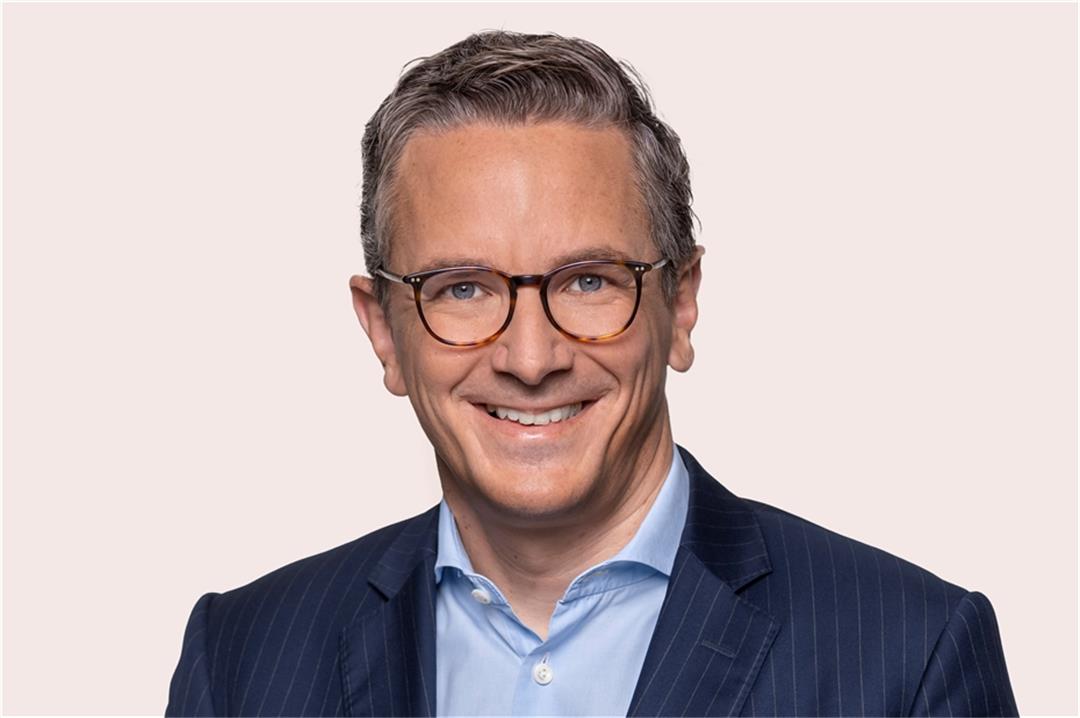 Der Bundestagsabgeordnete Thorsten Rudolph steht Bürgerinnen und ...