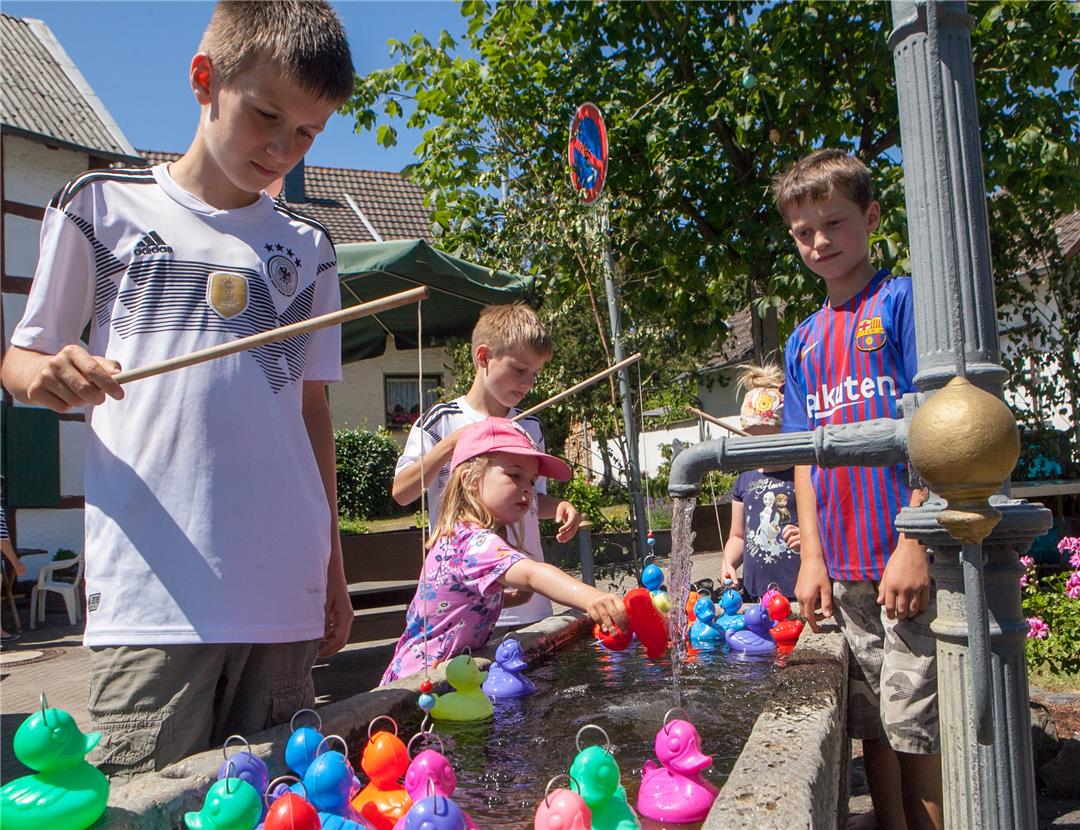 Am Dorfbrunnen machte das Entenangeln den Kindern besonders viel Spaß