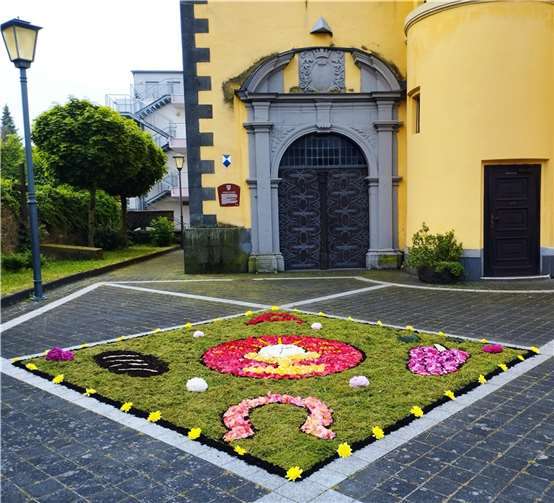 Kunstvolle Blumenteppiche zum Fronleichnamsfest