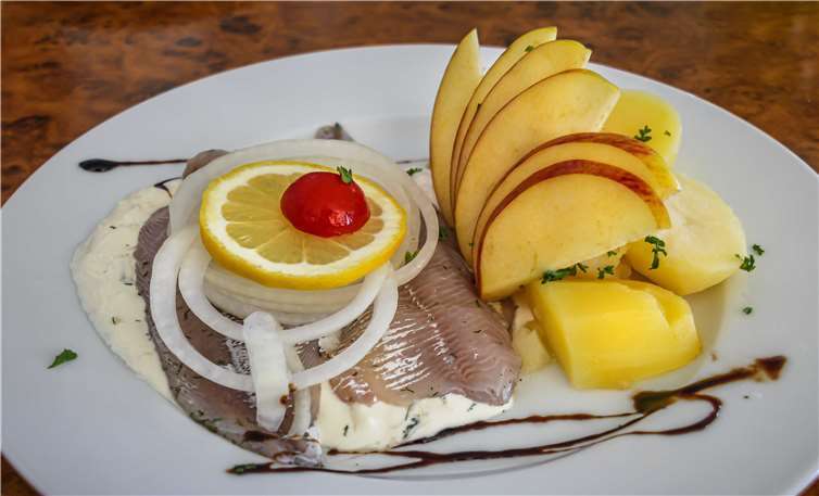 Traditionelles Heringsessen