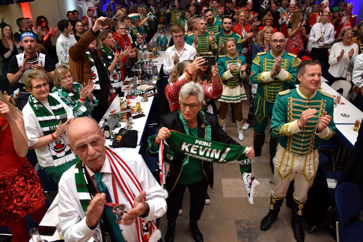 Acht Tanzpaare aus 30 Jahren begeisterten etwa 200 Narren in der Linzer ...