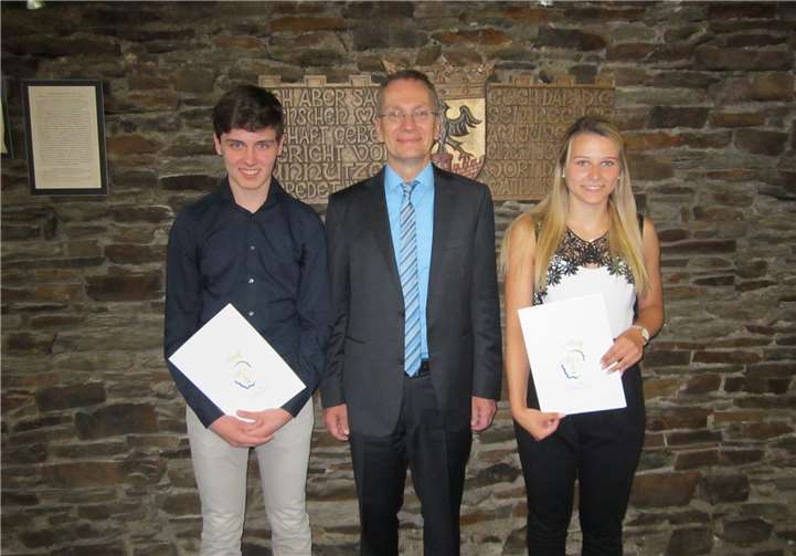 Ernennungsurkunden für Nicola Friebe und Christian Pogacar