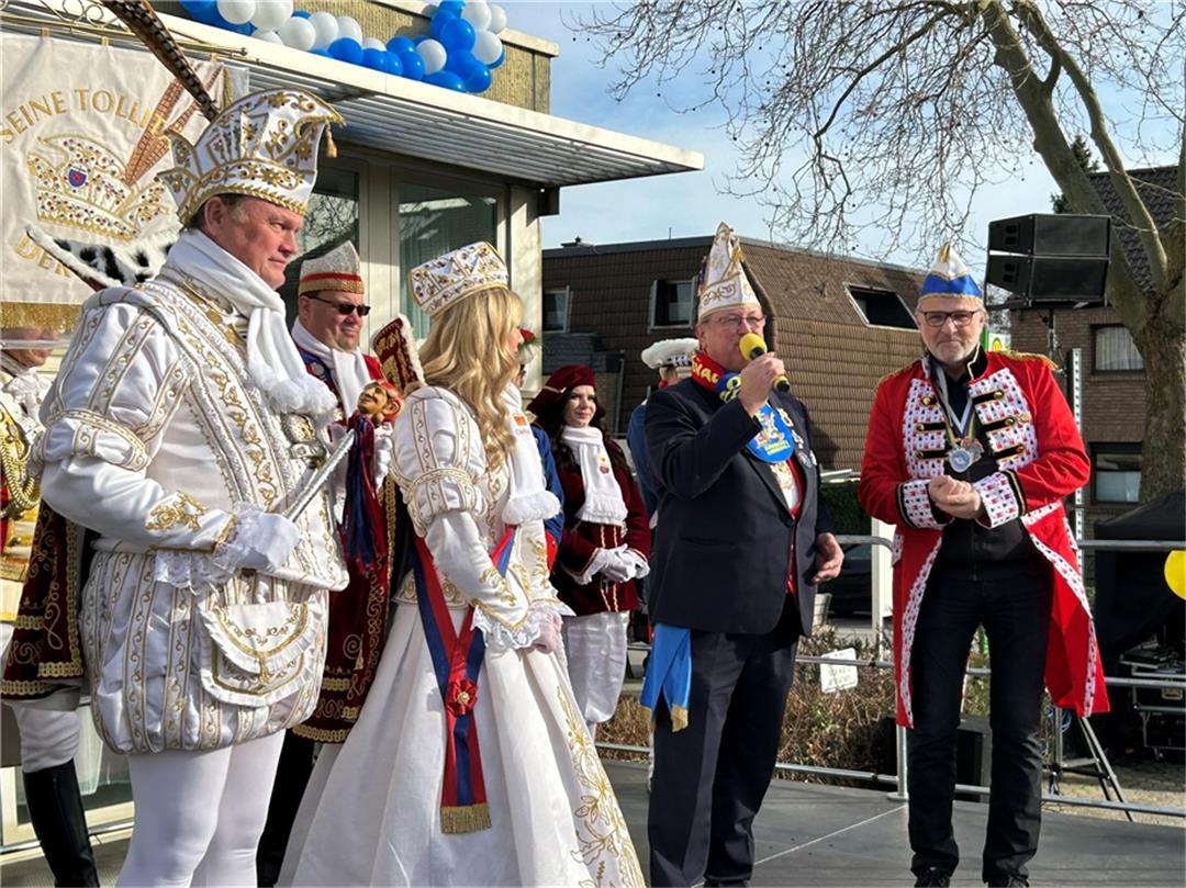 (Ober-)Bürgermeister Schmidt verteidigt Rathaus gegen die Narren