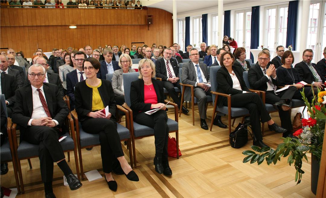 Finanzministerin Doris Ahnen führt Ulrike Laux in ihr Amt ein