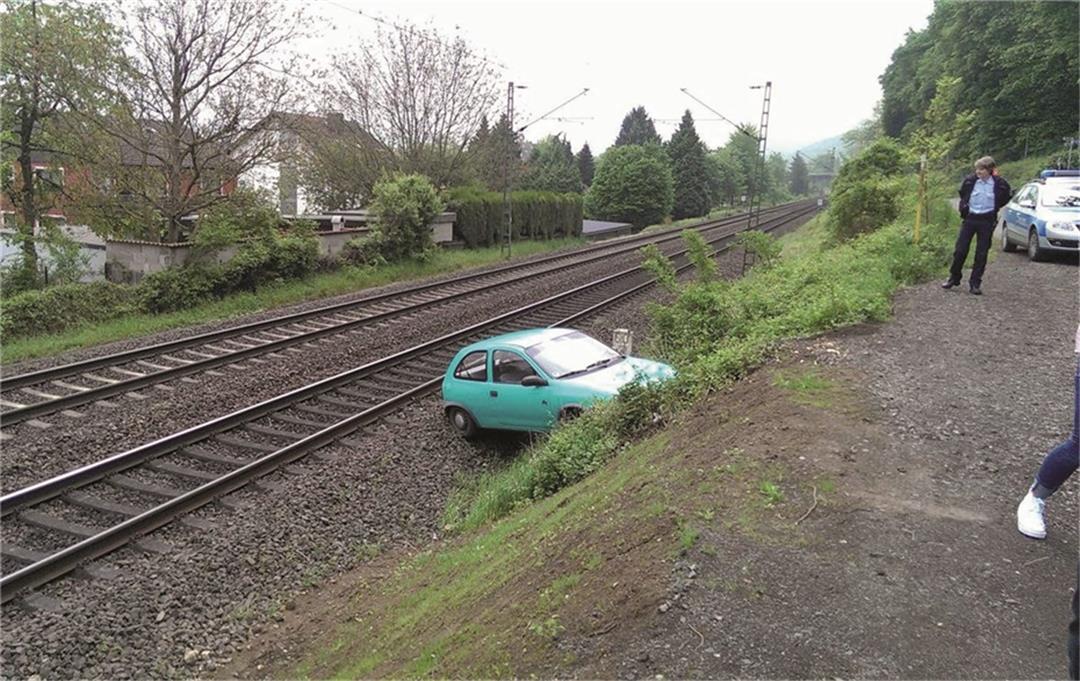 PKW ins Gleisbett gerollt