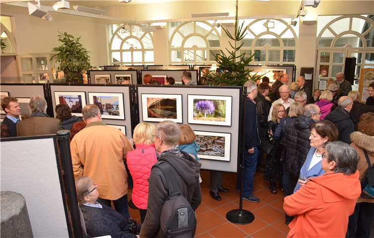 Sängerin Sara Bennett verzauberte bei der Vernissage