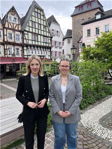 Praktikantin Isabelle Fossemer erhält Einblick in den Beruf der Politikerin