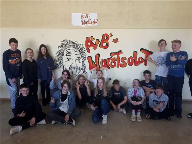 Klassenraum glänzt in neuem Anstrich