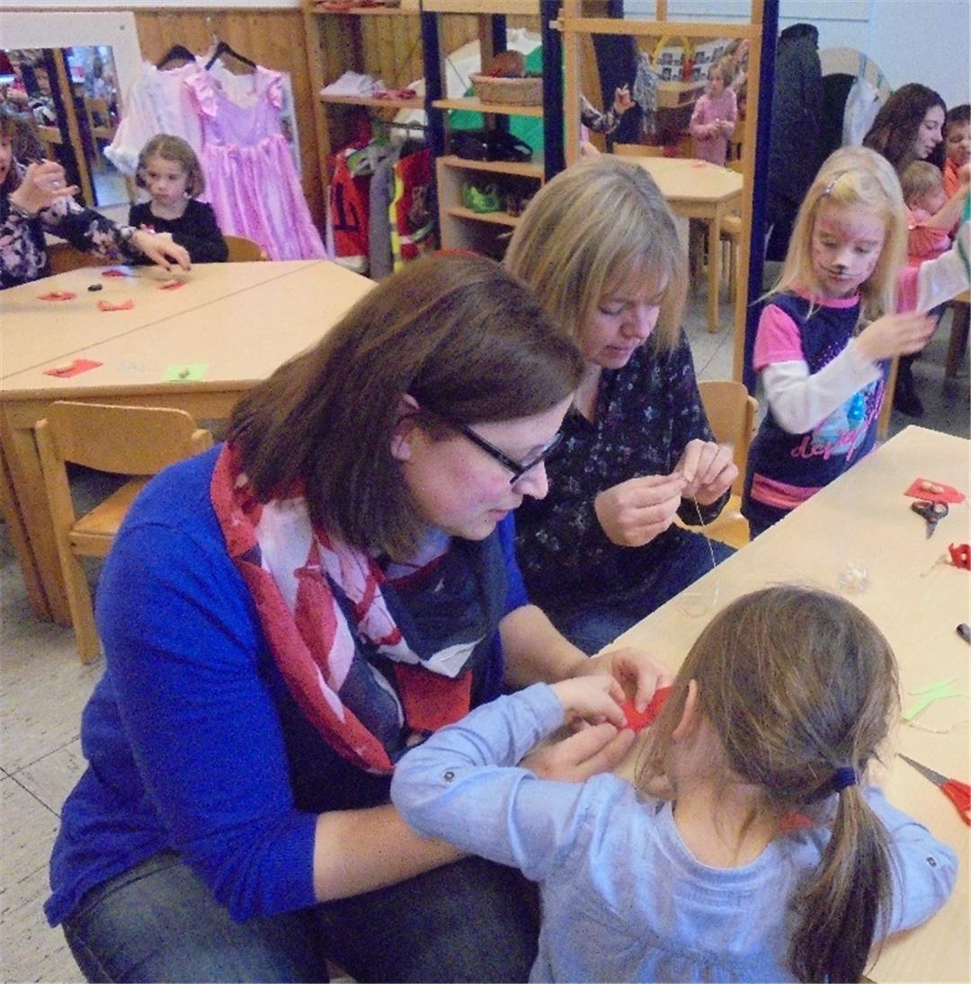 Gemeinsames Basteln mit Eltern und Kindern