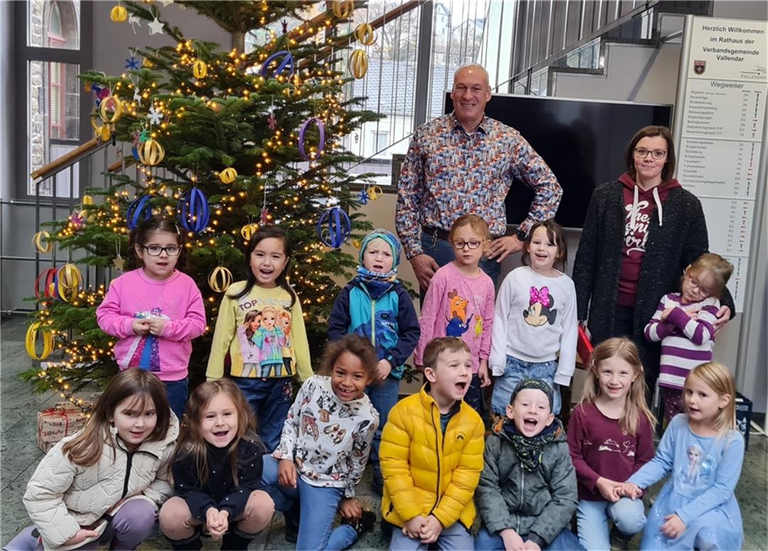 Kinder bringen weihnachtlichen Glanz ins Rathaus