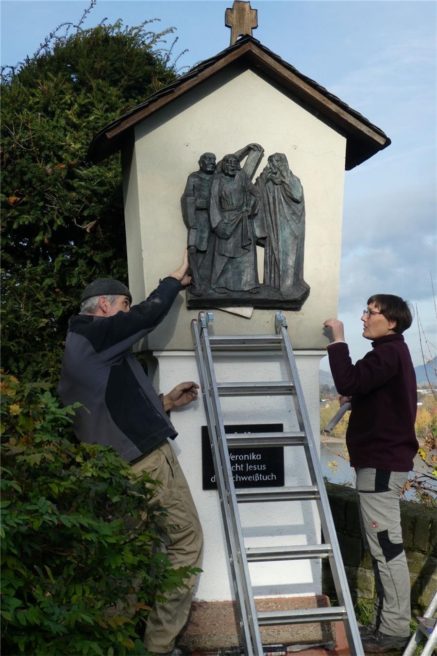 Die Station VI erhielt wieder ihr Bronze-Relief