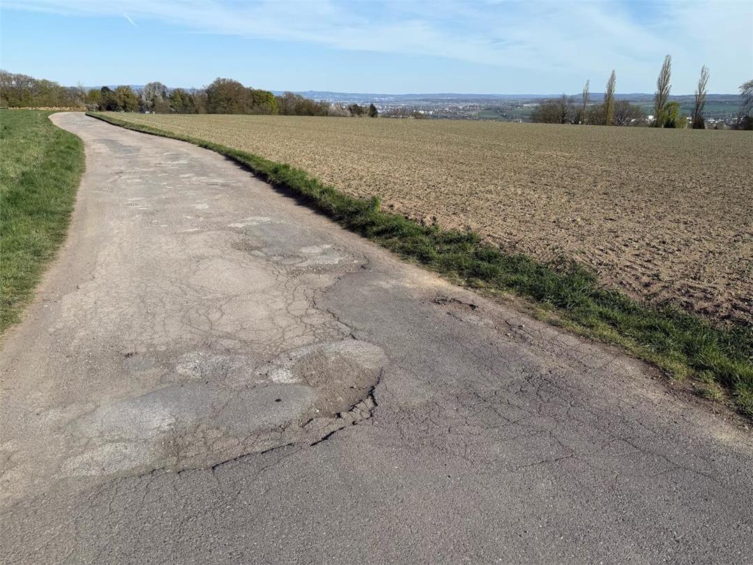 Schlaglöcher Feldweg Ausbessern