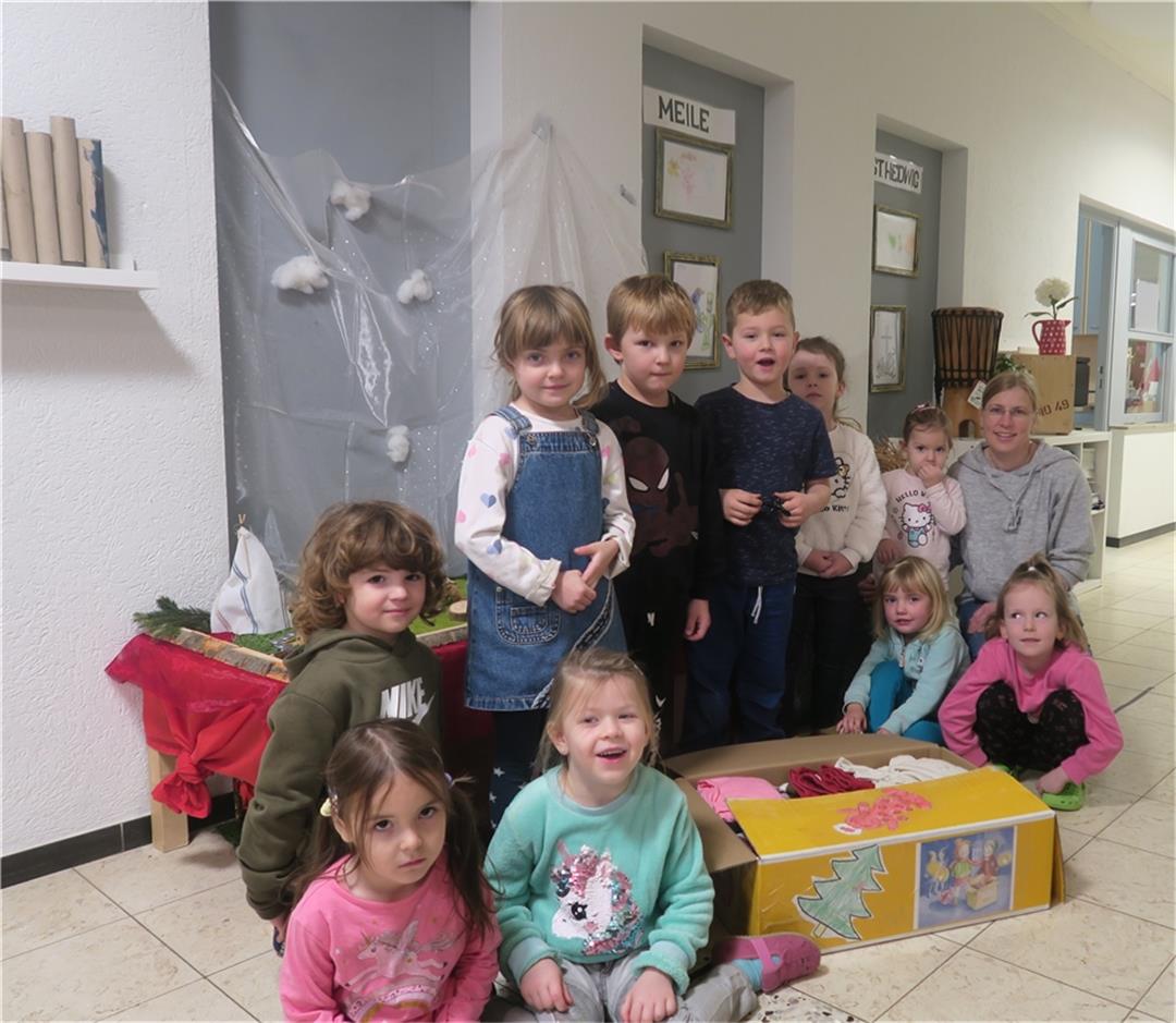 Familien sammeln Kleider für bedürftige Kinder