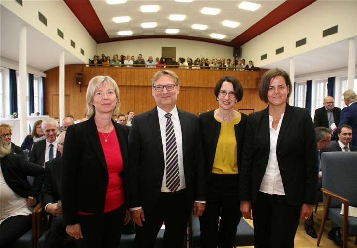 Finanzministerin Doris Ahnen führt Ulrike Laux in ihr Amt ein