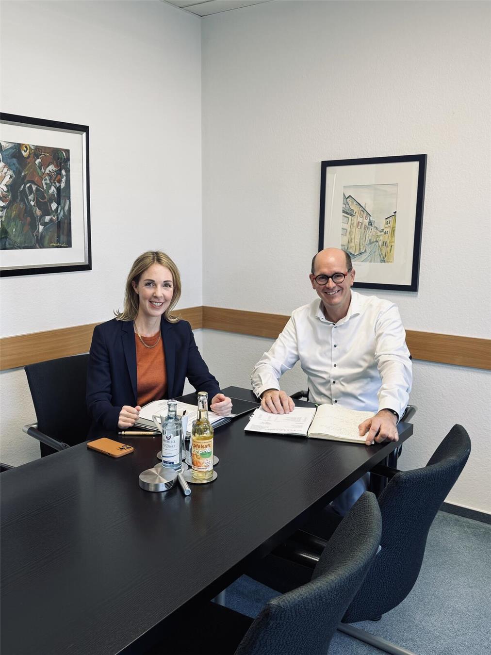 Ellen Demuth und Bürgermeister Jan Ermtraud im Gespräch