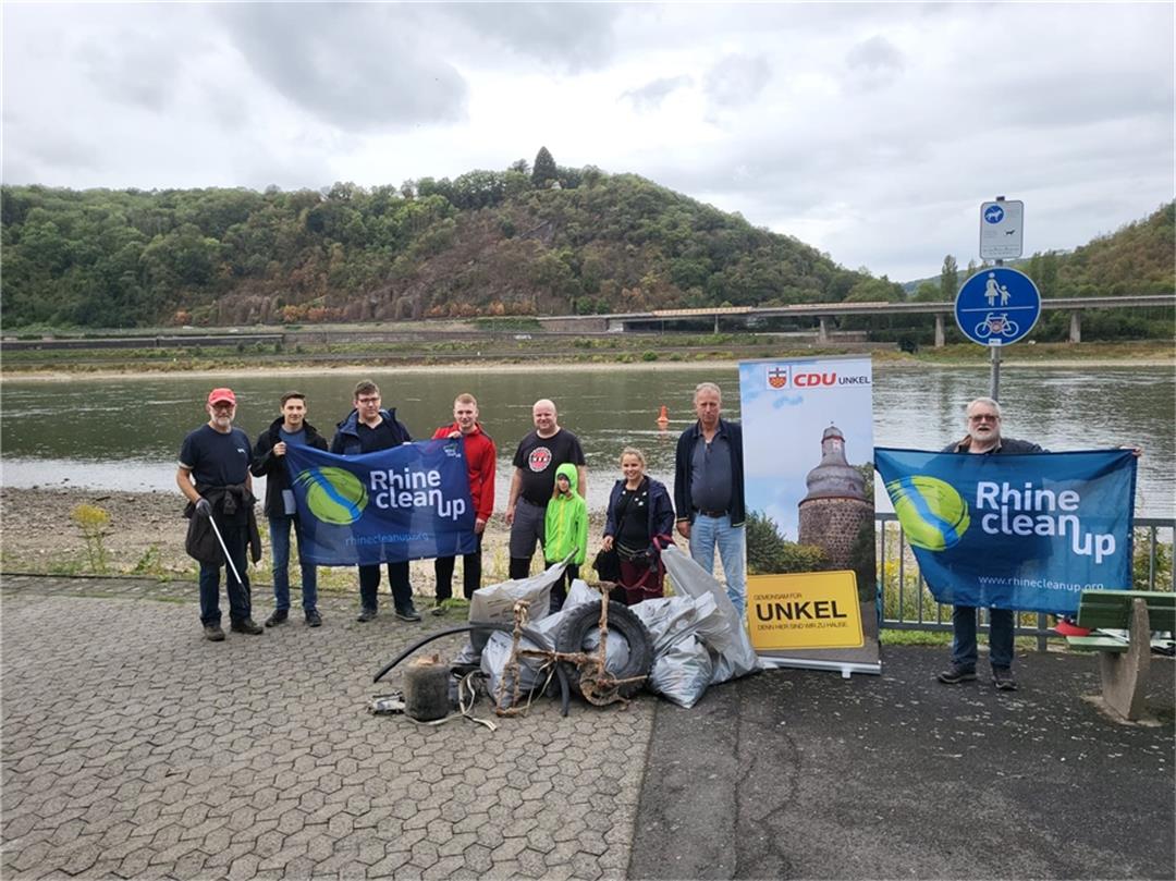 JU hilft aktiv beim Rhine Clean Up in Unkel