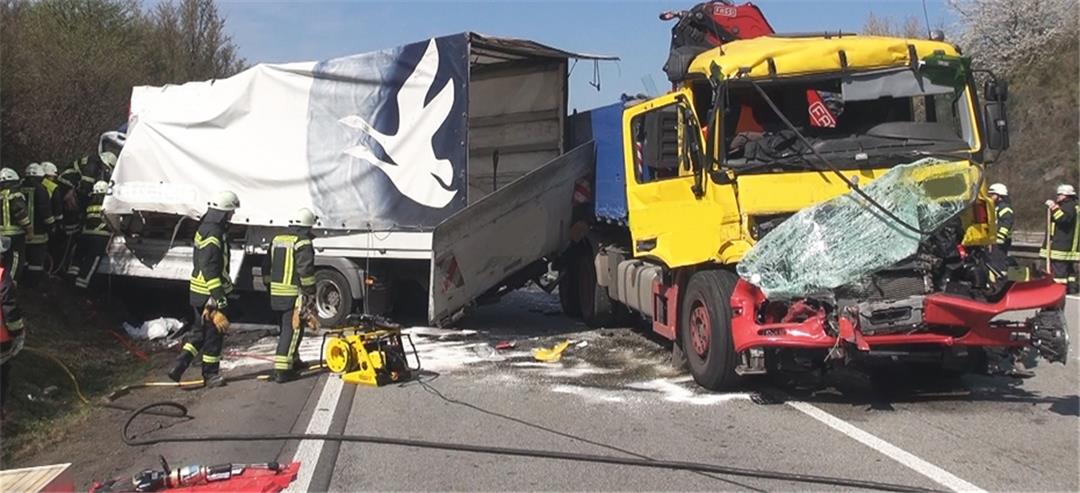 BLICK aktuell TV: Lkw kracht in Stauende auf der A61