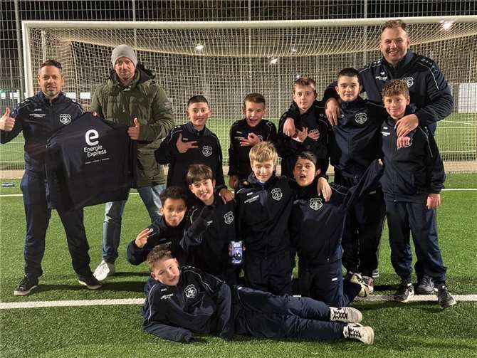 Neue Trainingsanzüge gesponsert