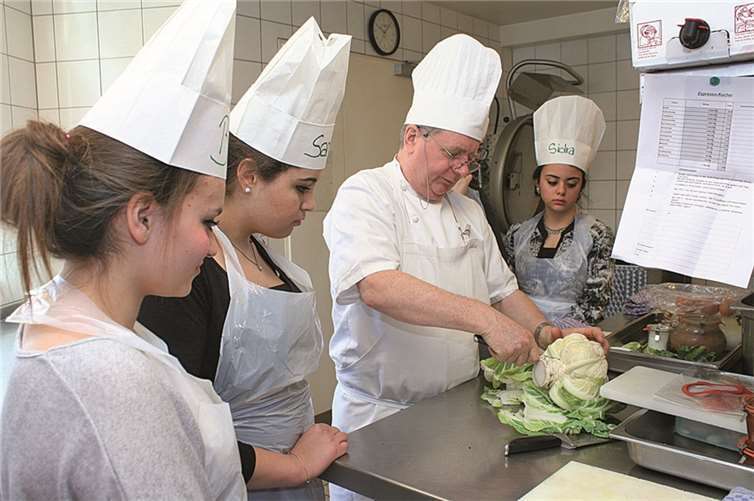 Schüler kochen Drei-Gänge-Menü