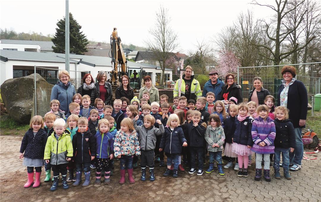 Kinder begrüßten die Bauarbeiter mit lautem Hallo
