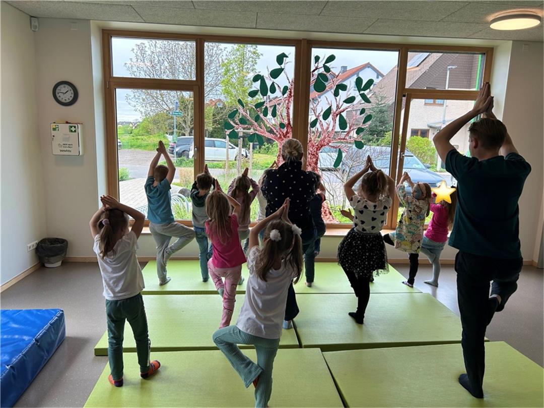 Brücke, Kerze und Schmetterling oder Yoga