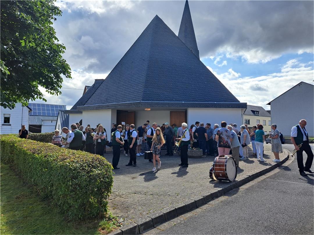 Dorfkapellenhahn kehrt nach über 50 Jahren nach Luxem zurück