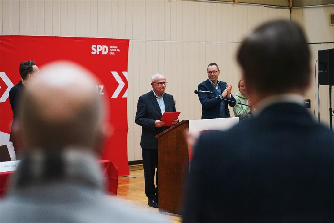 Willy-Brandt-Medaille an Hans-Dieter Gassen aus Brey verliehen