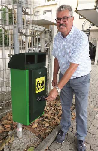 Behälter für Hundekot-Beutel aufgestellt