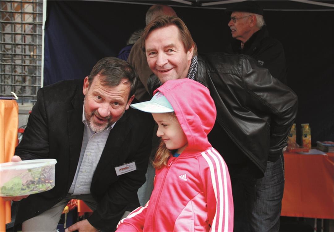 Weiße Rosen, rote Herzen