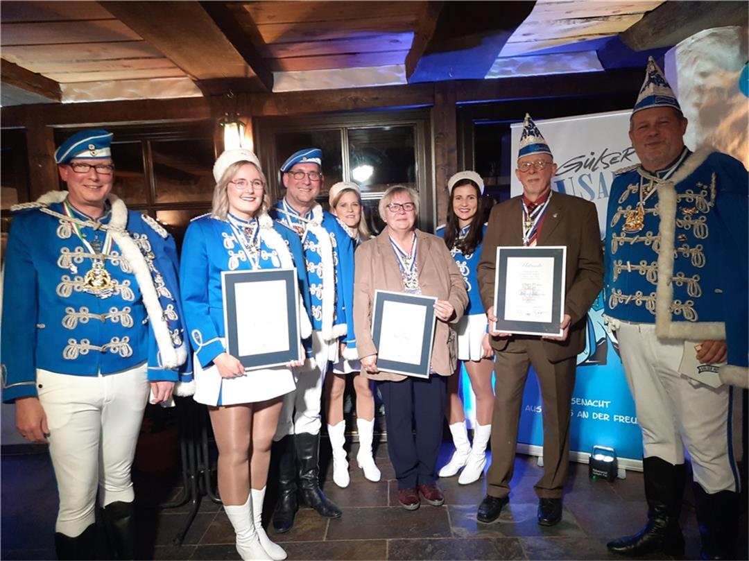 Husaren ernennen drei neue Ehrenkreuzträger