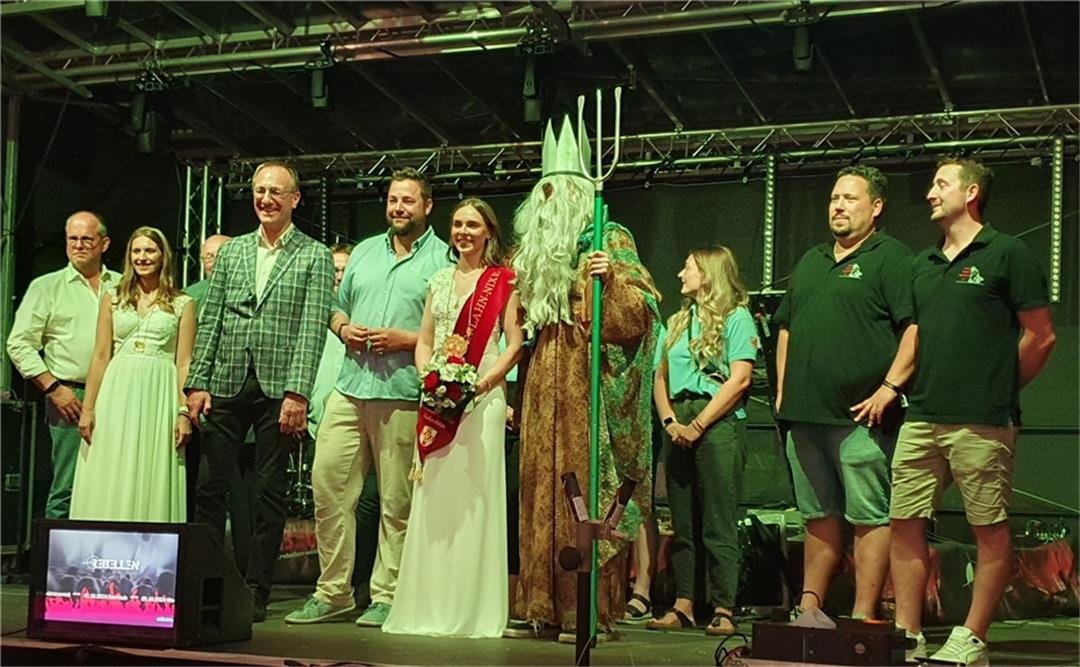 Lea übergibt die Schärpe an ihre Nachfolgerin