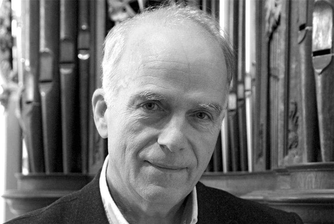 Johannes Geffert an der Stummorgel