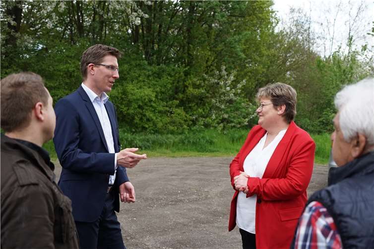 Sebastian Busch im Austausch mit Bettina Brück