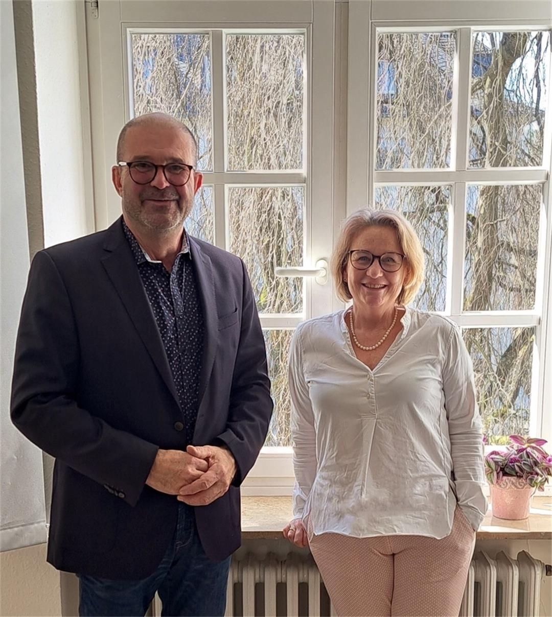 Landtagsabgeordneter Peter Moskopp (CDU) und Prof. Dr. Julia Sander in interessantem Austausch