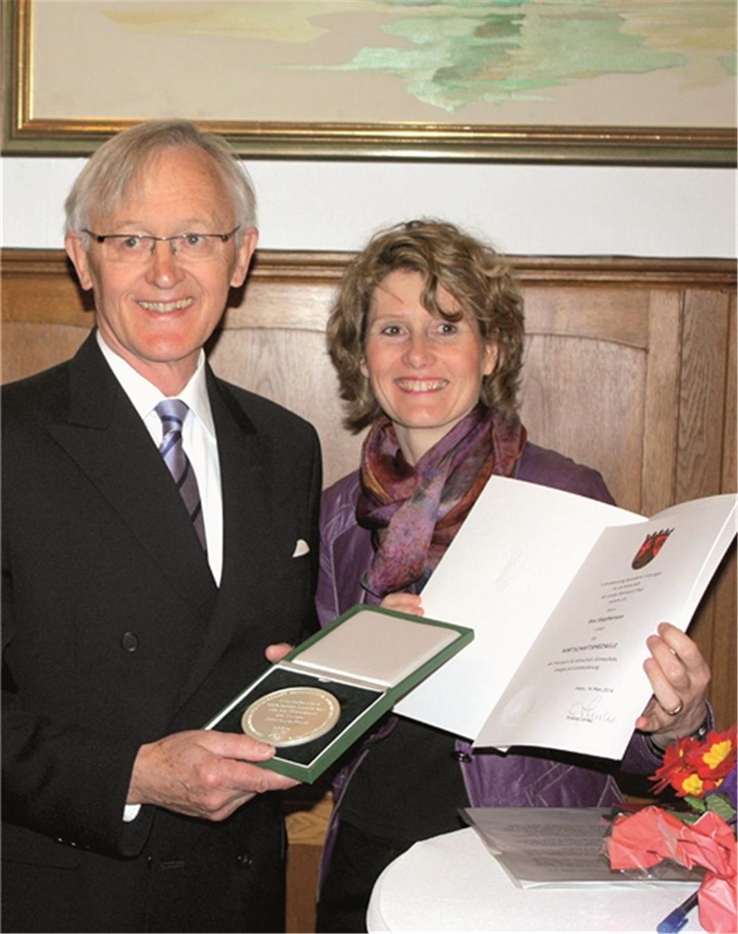 Rex Stephenson mit der Wirtschafts- medaille des Landes ausgezeichnet