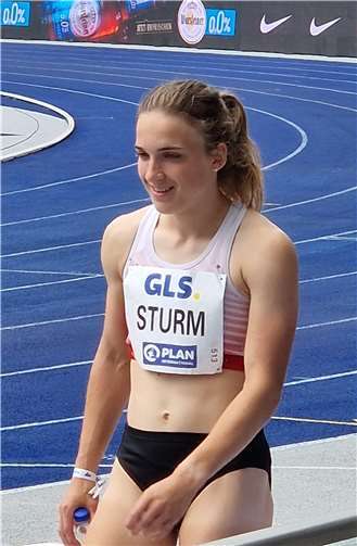 Lucia Sturm „rockt“ die blaue Bahn im Olympiastadion von Berlin