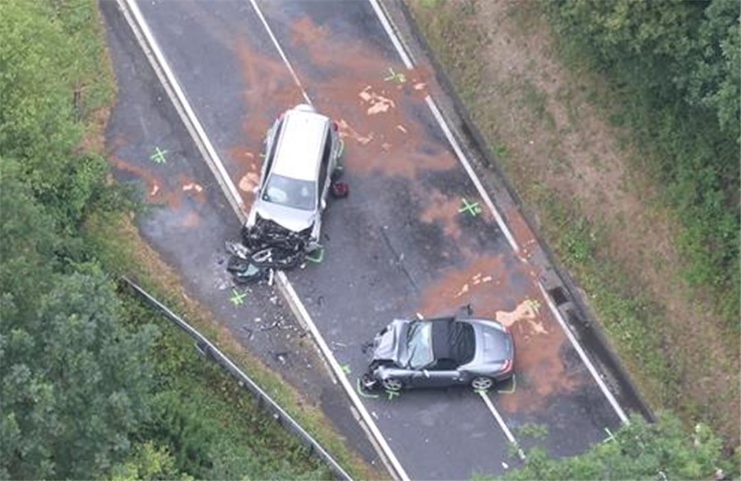 Zwei Personen bei Frontalcrash schwer verletzt