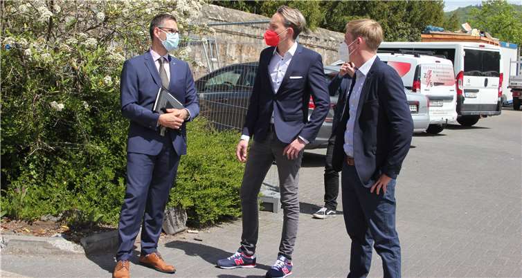 Marc Ruland und Christoph Schmitt informieren sich über Baufortschritt