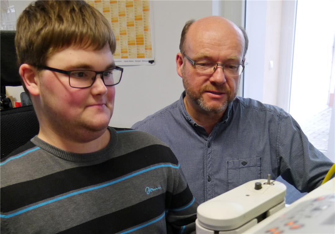 Marius Neeb fährt im E-Rolli zur Arbeit