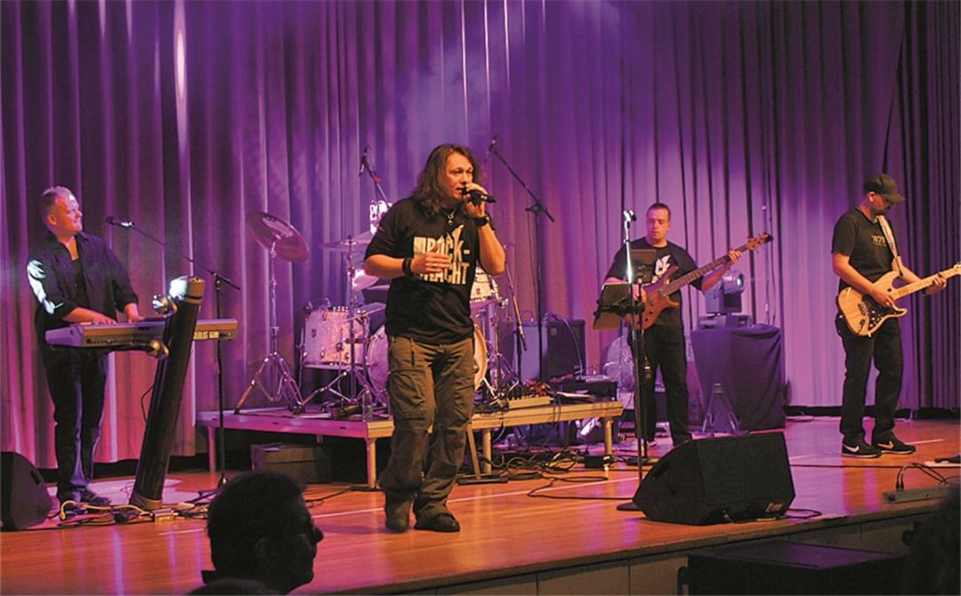 Premierenpublikum begeistert von generationenübergreifender Rockmusik