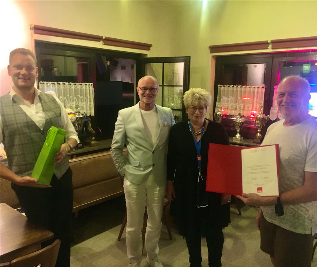 Michael Hamlett für 25-jährige Mitgliedschaft geehrt