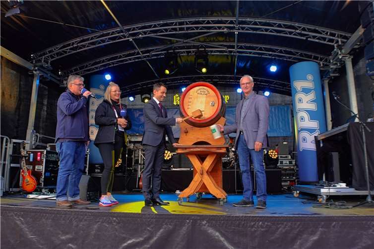 OB David Langner eröffnet mit einem kräftigen Schlag den 44. SchängelMarkt