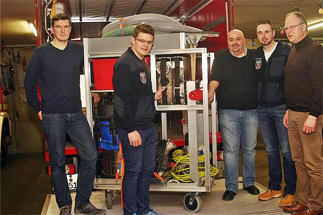 Neue Rettungstrage und Container helfen den Floriansjüngern