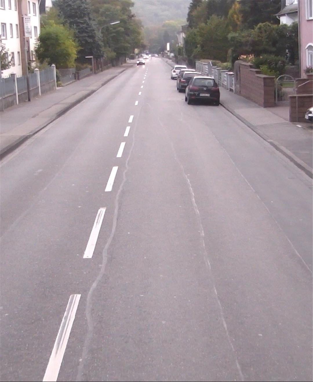 Neuer Asphalt und neue Pflasterrinne