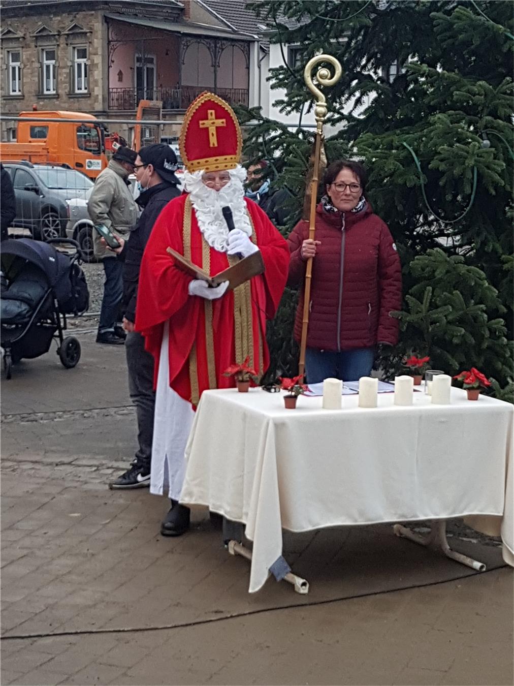 Nikolaus beschenkte Kinder in Walporzheim